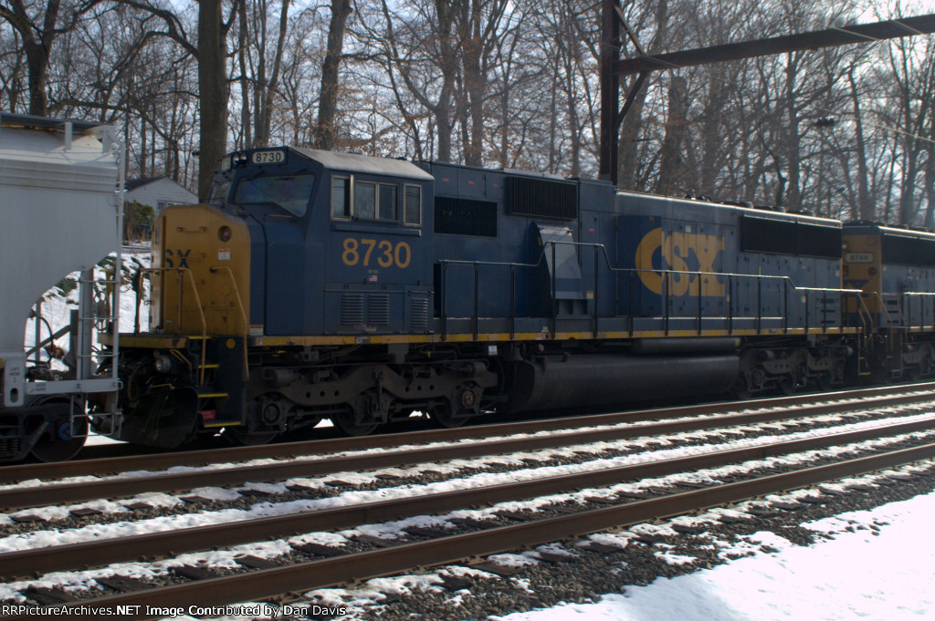 CSX SD60I 8730 trails on Q409-31